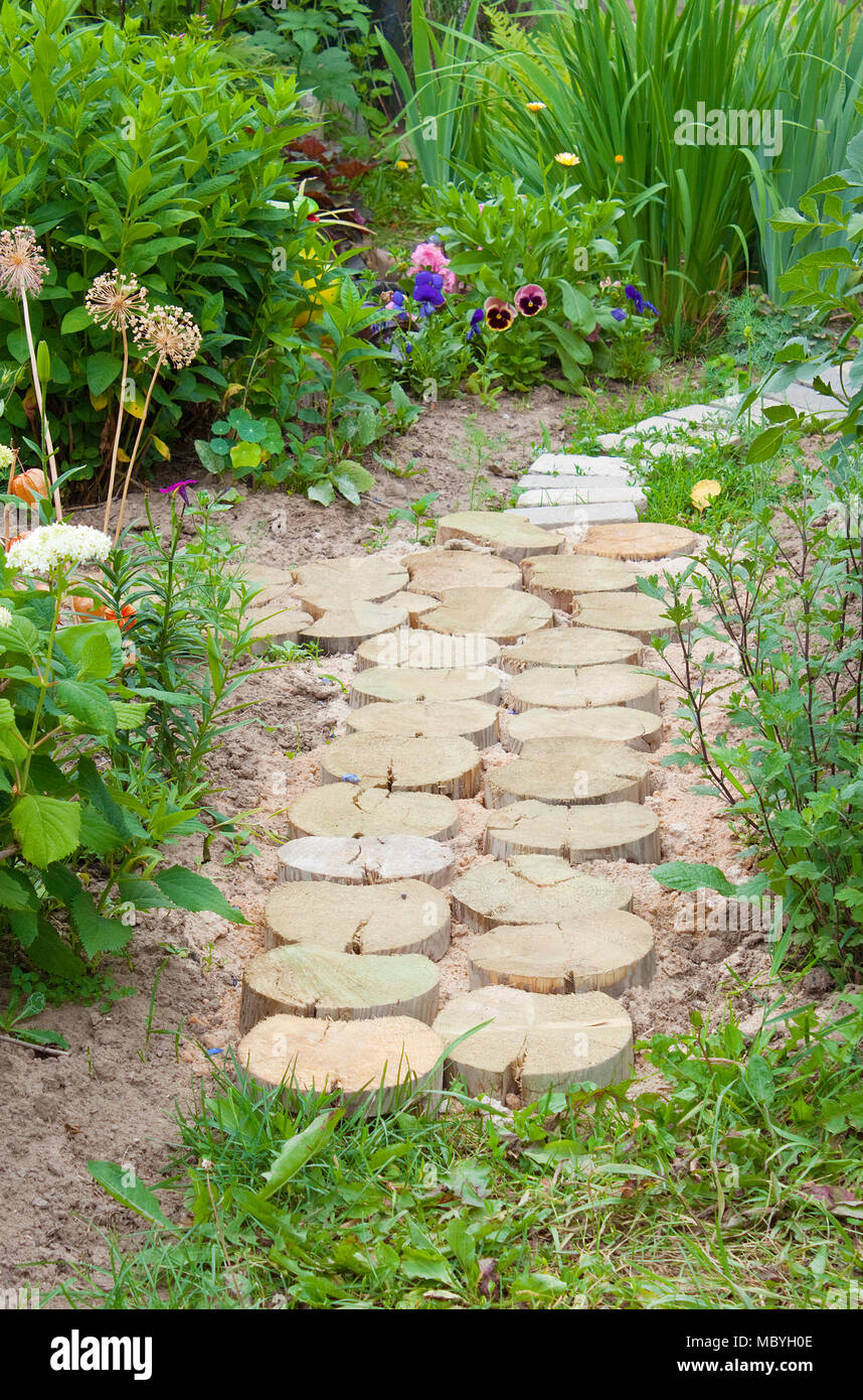 Path in a garden, paved by tree pieces Stock Photo - Alamy