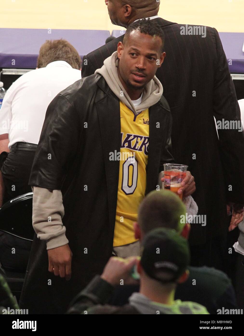 Marlon Wayans drinking beer at the Los Angeles Lakes game Featuring ...