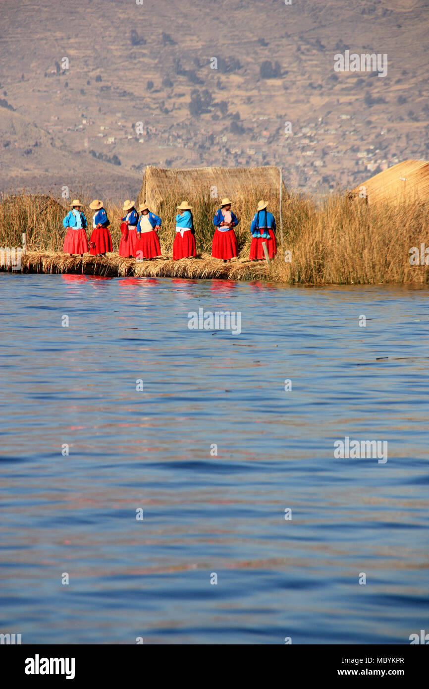 Life on the Isla los Uros, the Floating Islands of the Uros People on ...