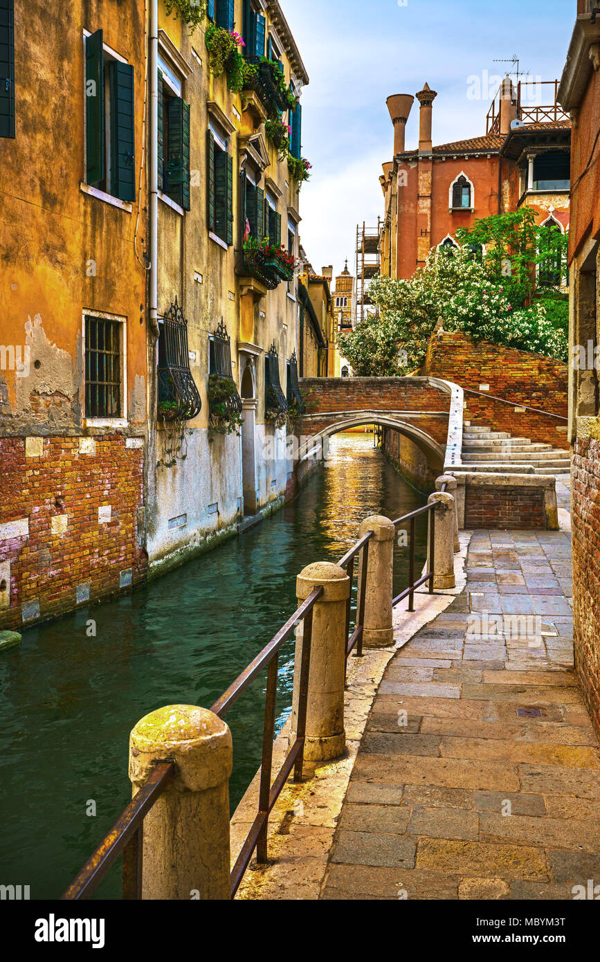 Venice cityscape, water canal, bridge and traditional buildings. Italy ...