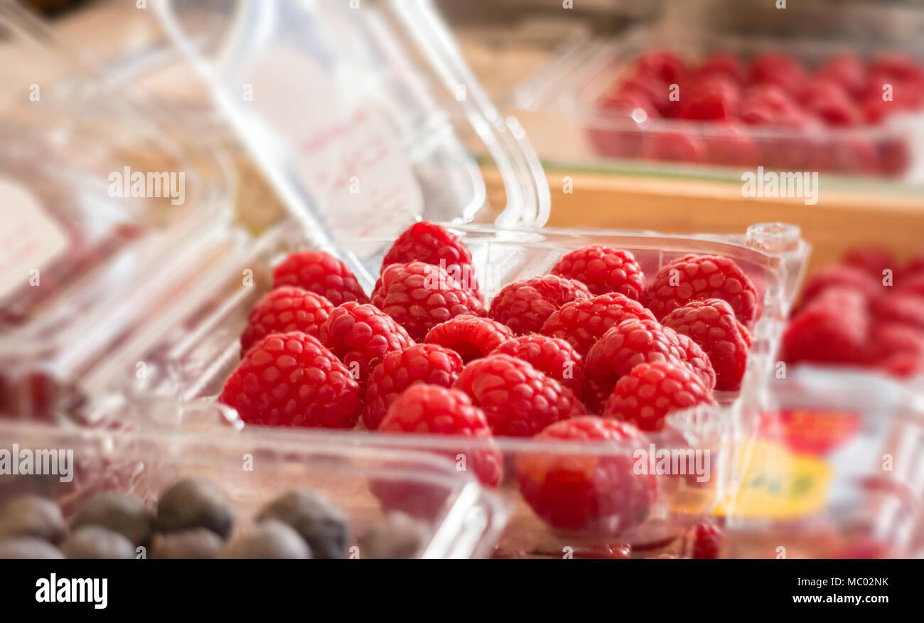 Raspberries market stall fruit hi-res stock photography and images - Alamy