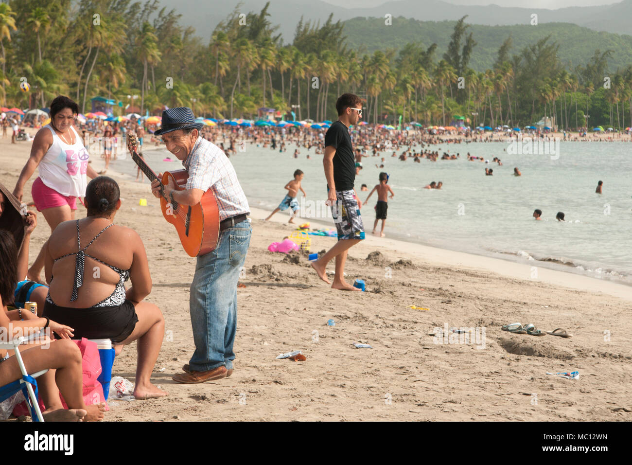 Crowded holiday destination hi-res stock photography and images - Alamy