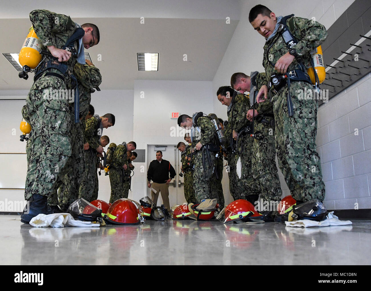 180117-N-IY633-042 GREAT LAKES, Ill. (Jan. 17, 2018) U.S. Navy recruits ...