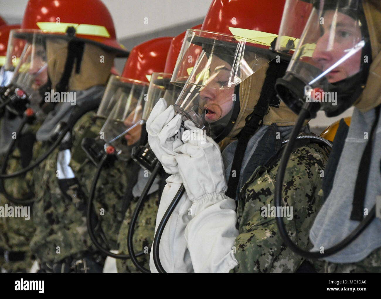 180117-N-IY633-090 GREAT LAKES, Ill. (Jan. 17, 2018) U.S. Navy recruits ...