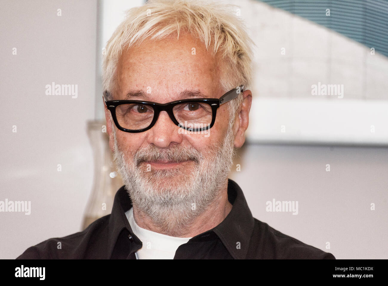 Photographer gallery hi-res stock photography and images - Alamy