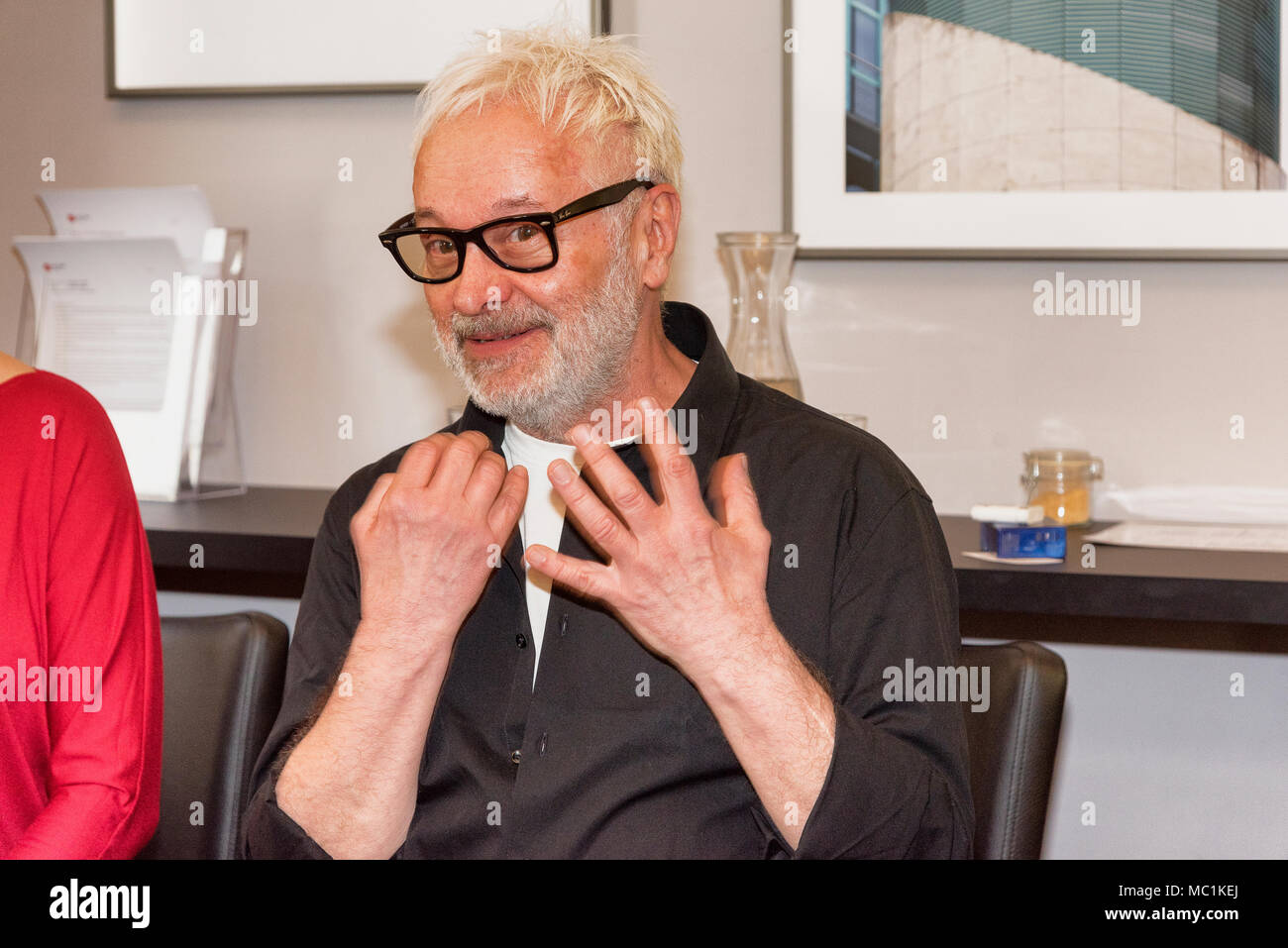 Photographer gallery hi-res stock photography and images - Alamy