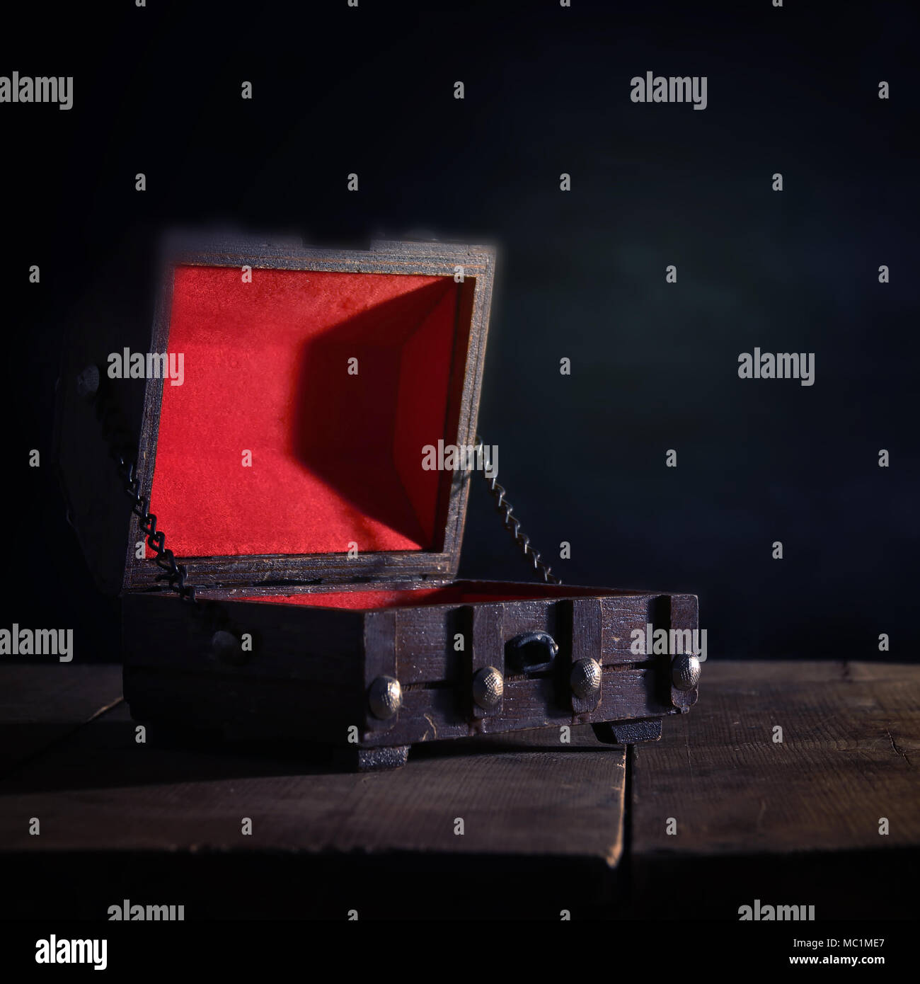 Empty treasure chest hi-res stock photography and images - Alamy