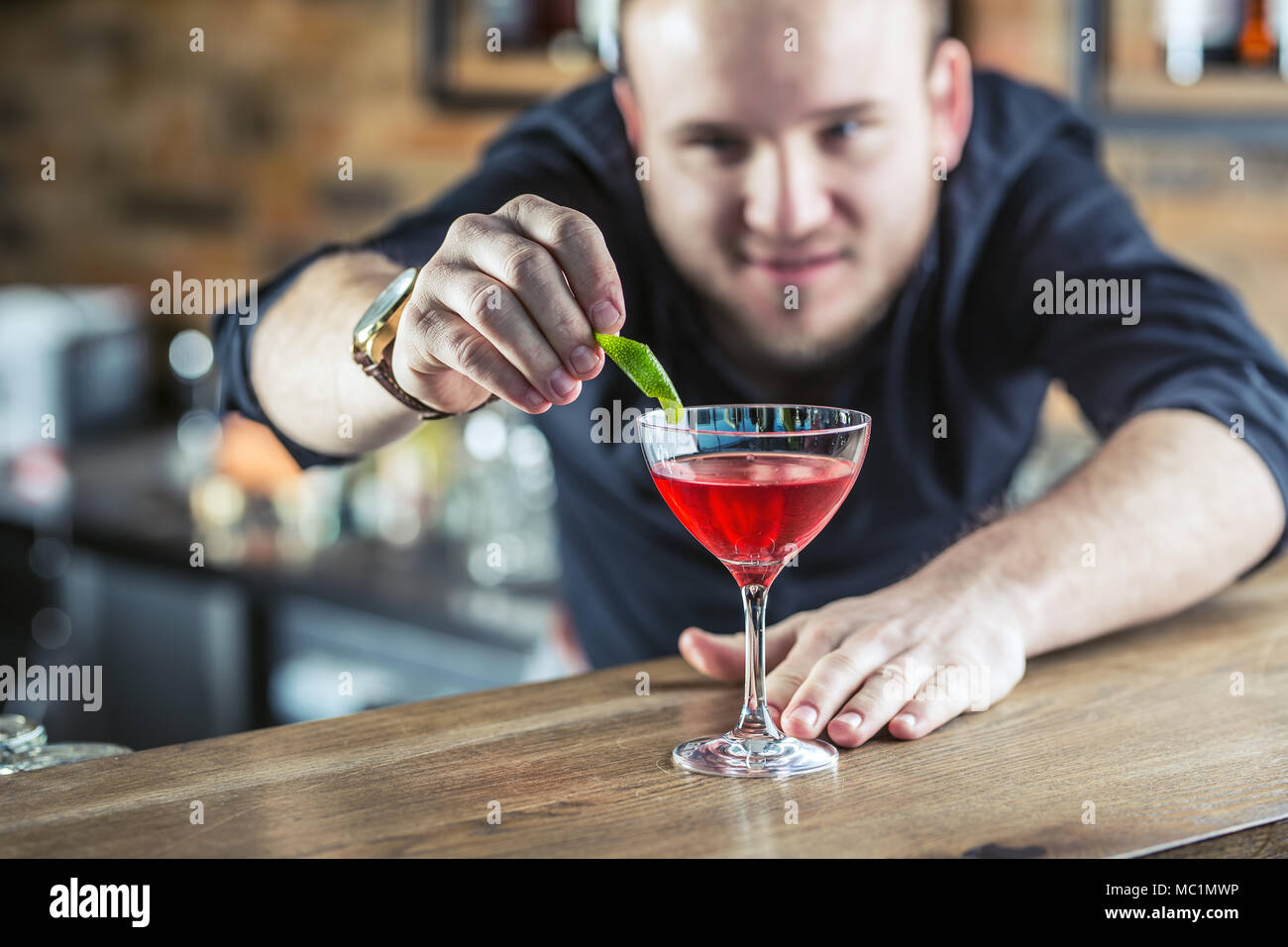 Barman serving drinks in nightclub hi-res stock photography and images ...