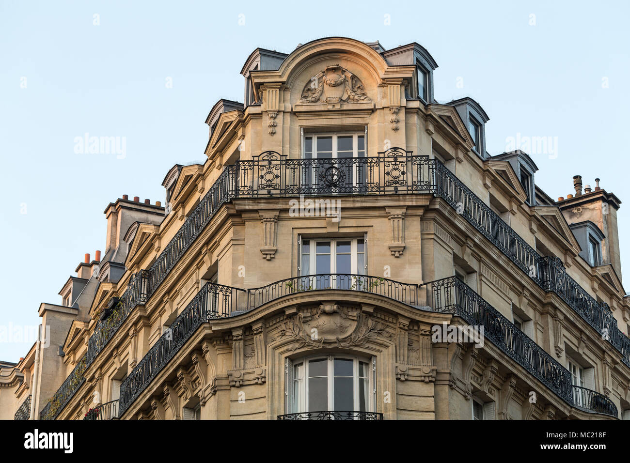 Paris building corner balcony view hi-res stock photography and images ...