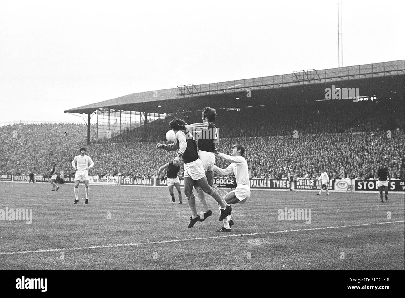 Chelsea v leeds 1970 hi-res stock photography and images - Alamy