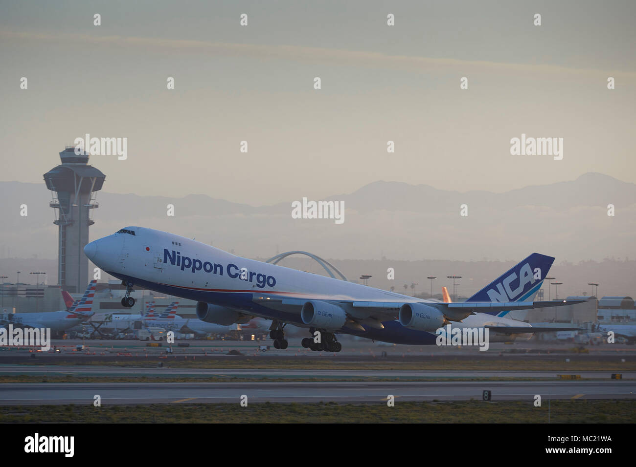 747 taking off hi-res stock photography and images - Alamy
