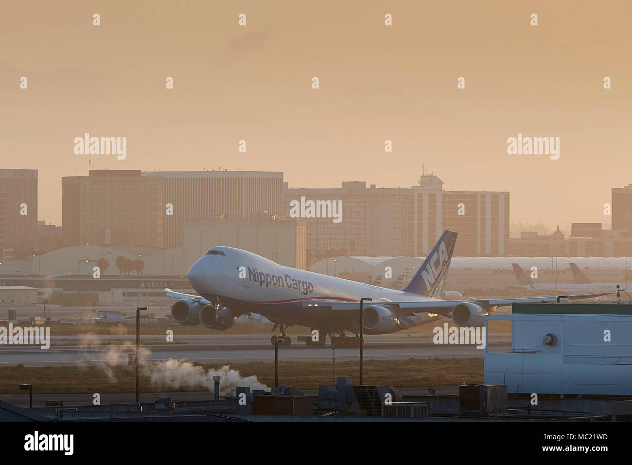 Boeing 747 take of side view hi-res stock photography and images - Alamy