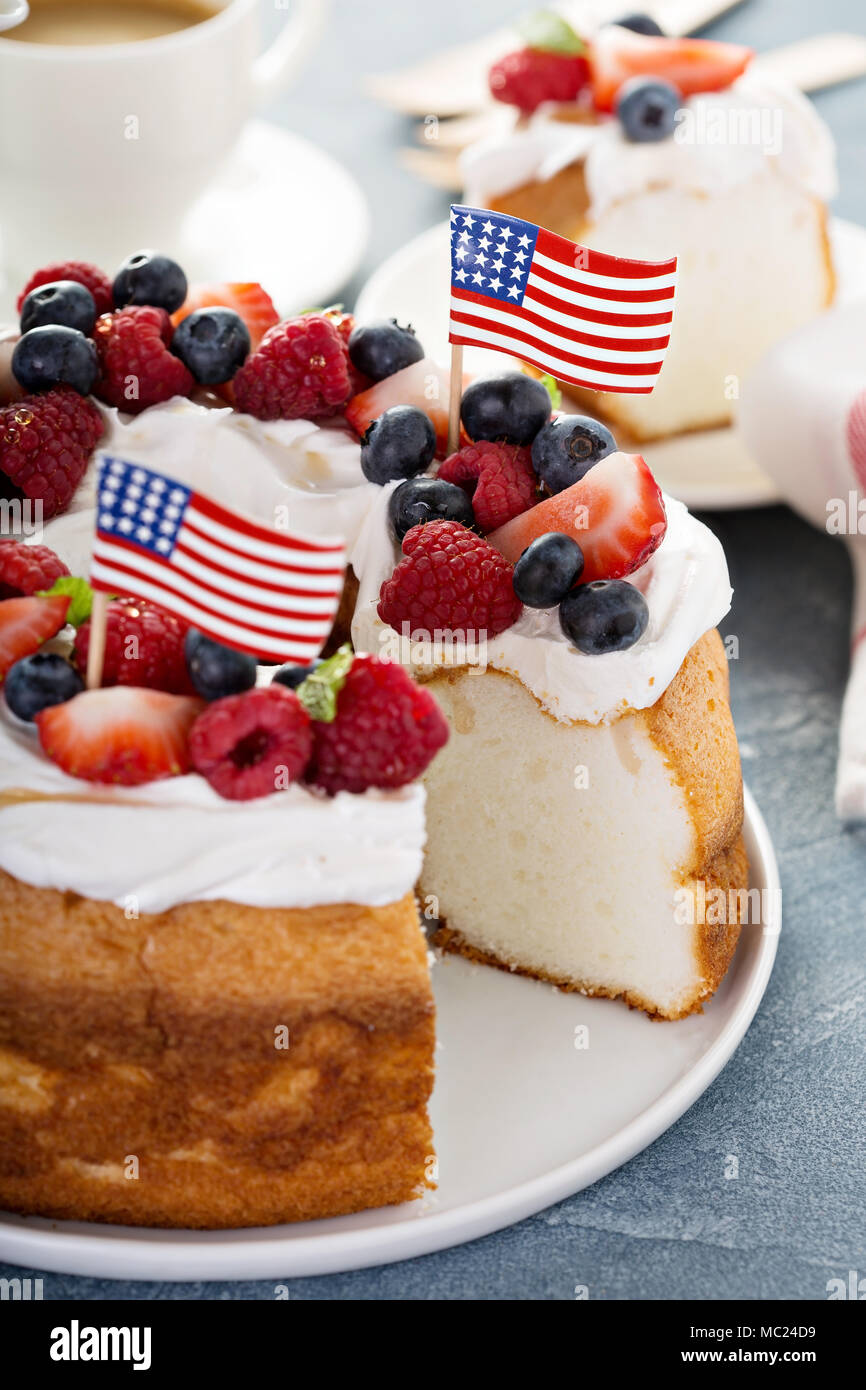 Angel food cake with fruit hi-res stock photography and images - Alamy