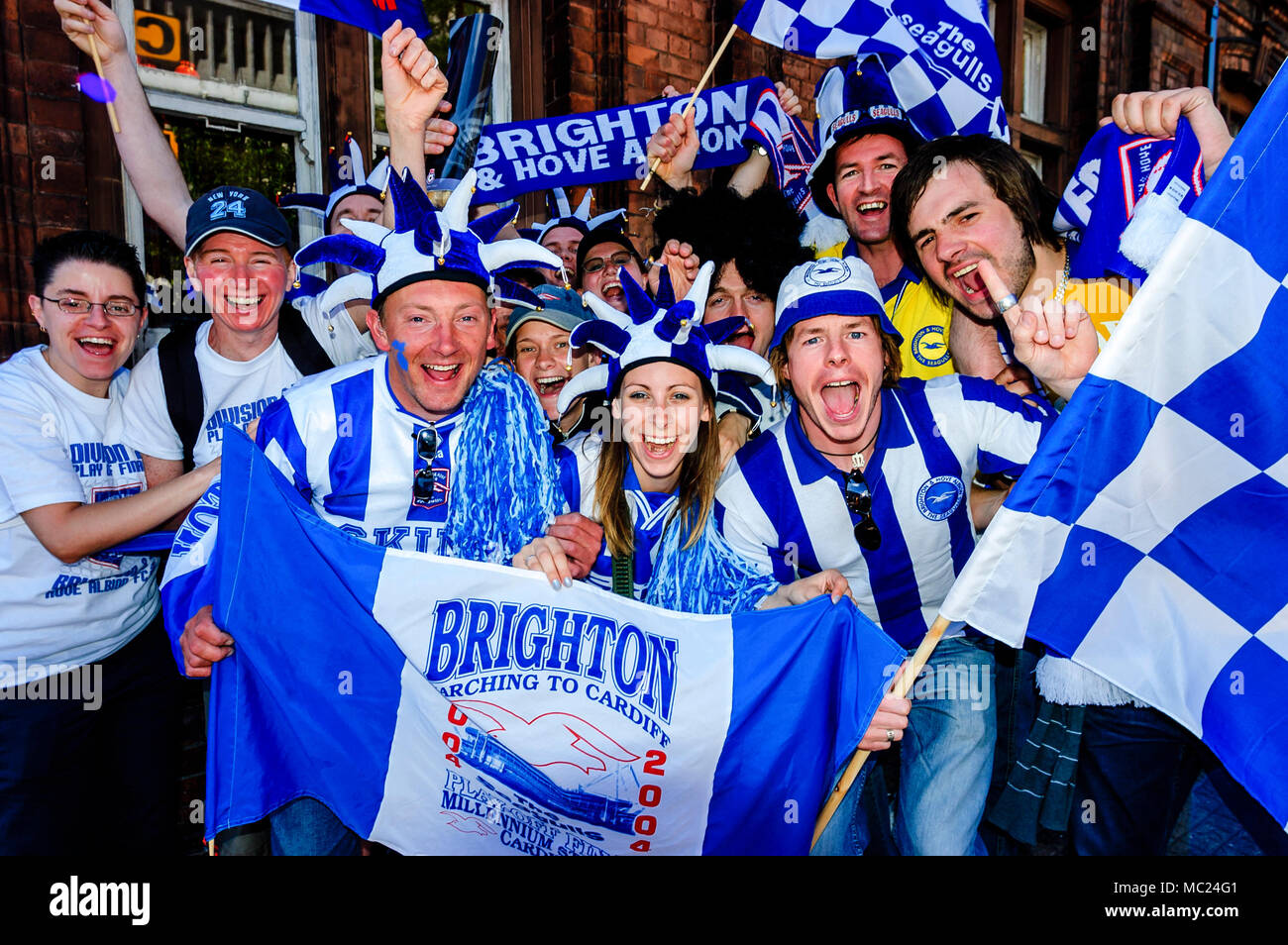 Football fans cheering uk hi-res stock photography and images - Alamy