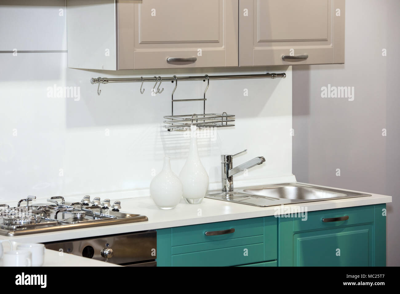 Modern white kitchen Stock Photo - Alamy