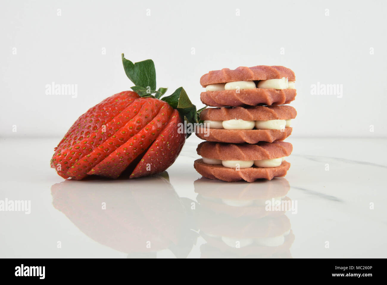 White and pink marble table hi-res stock photography and images - Alamy