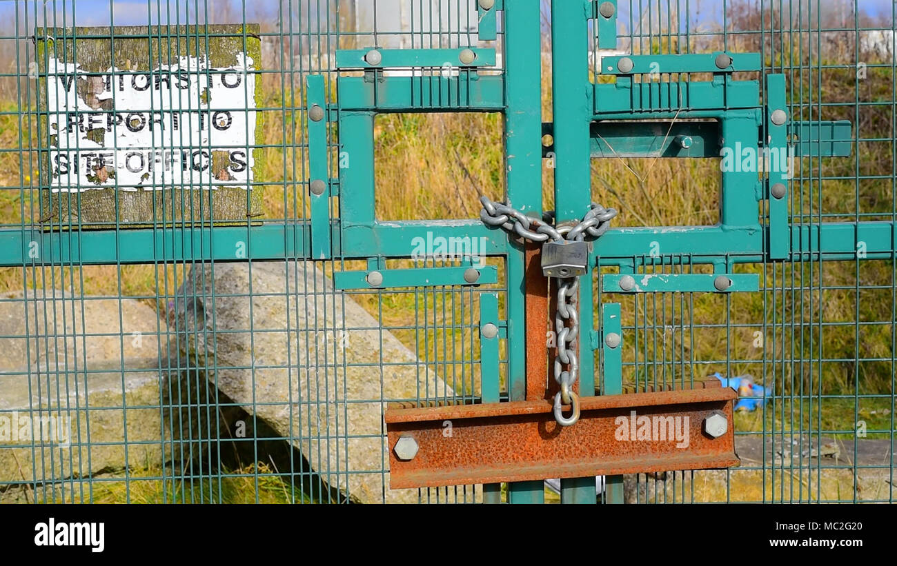 Old gate with closed sign hi-res stock photography and images - Alamy