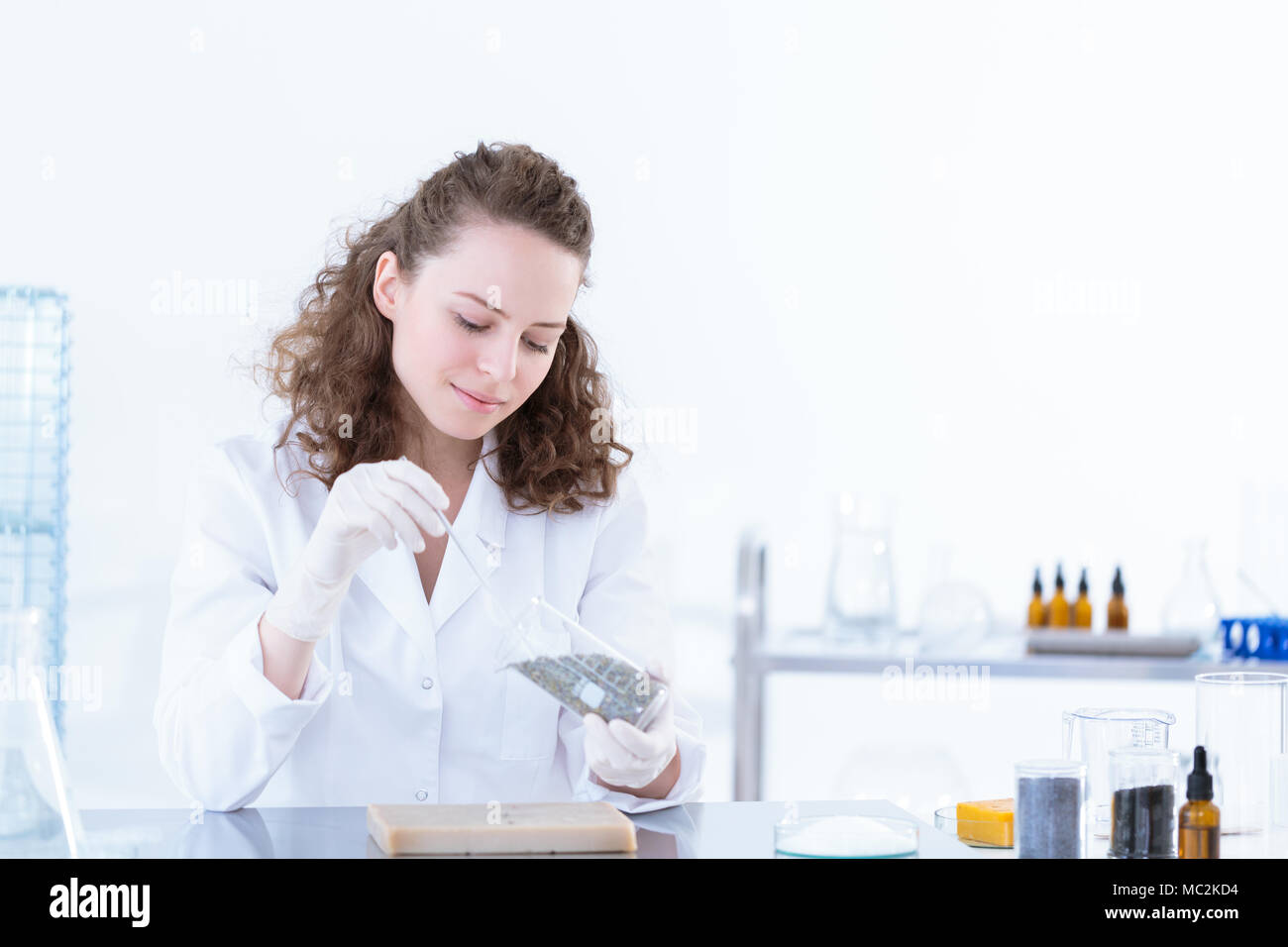 Woman as chemist hi-res stock photography and images - Alamy