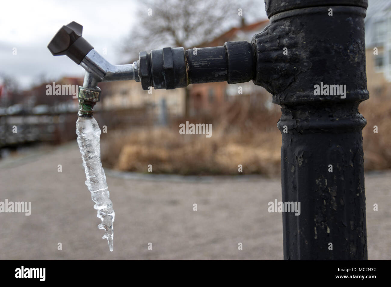 Icicle hanging hi-res stock photography and images - Alamy