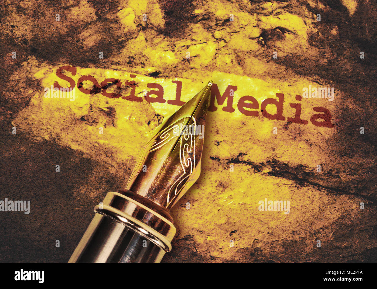 Text Social Media and fountain pen on rough background Stock Photo - Alamy