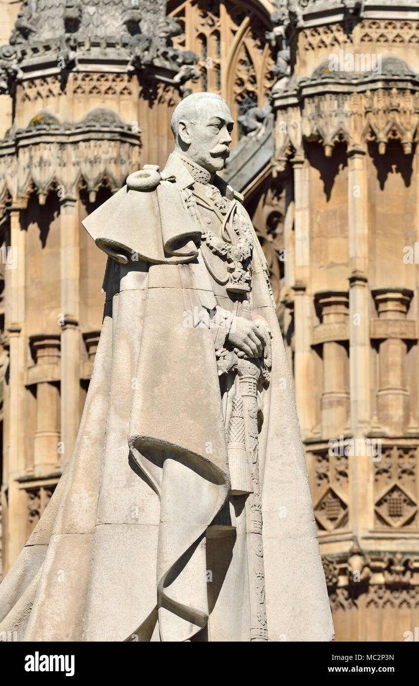London, England, UK. Statue of King George V (1947: William Reid Dick ...