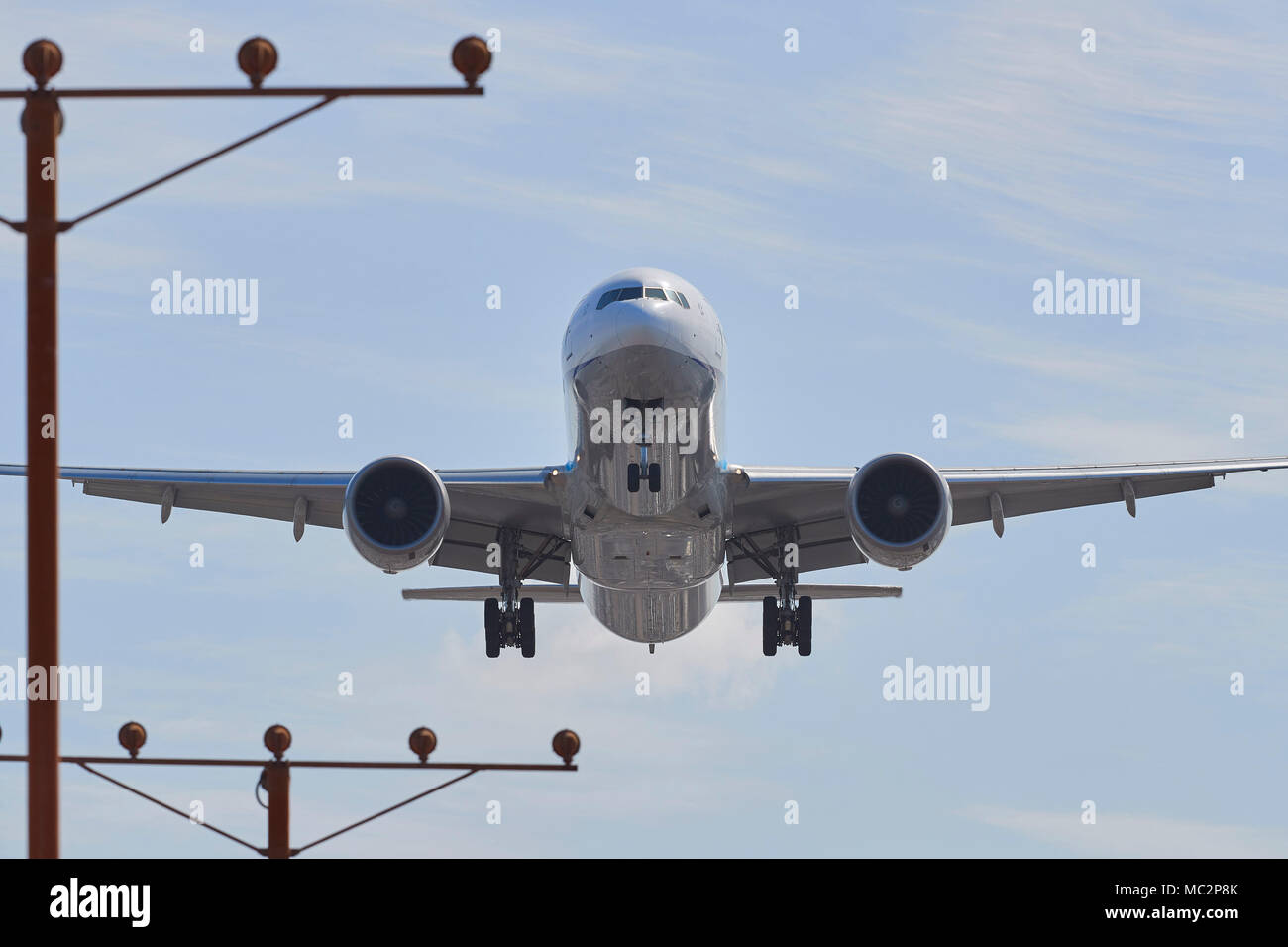 Boeing 777 front hi-res stock photography and images - Alamy