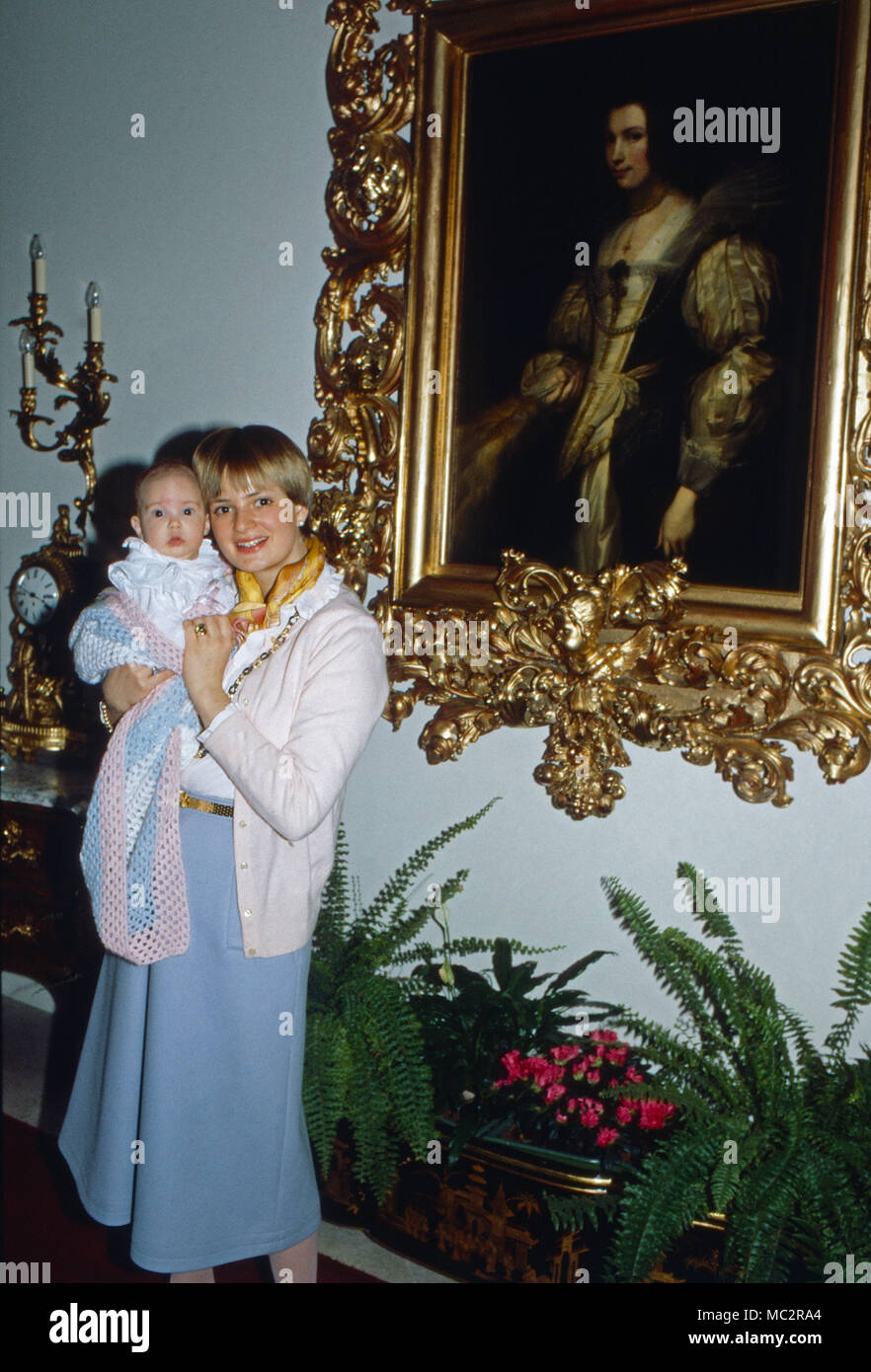 Fürstin Gloria von Thurn und Taxis mit Sohn Albert auf Schloss Emmeram ...