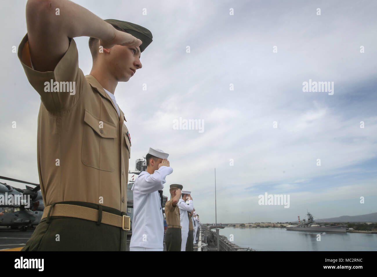 American sailors saluting hi-res stock photography and images - Alamy