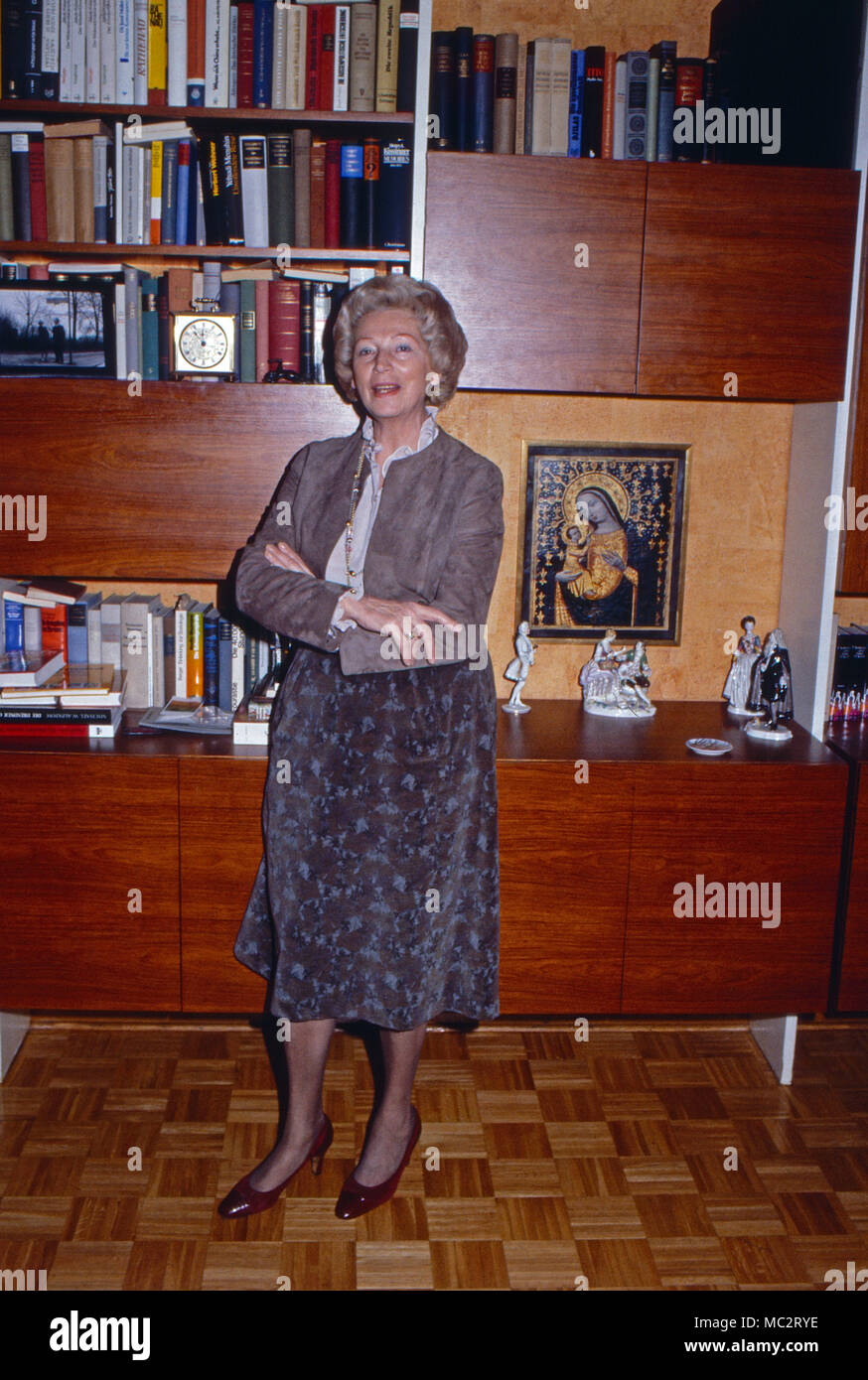 Annermarie Renger, Vizepräsidentin des Deutschen Bundestags, in ihrem ...