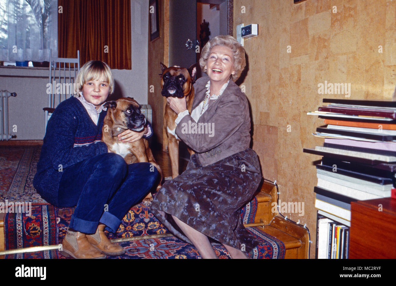 Annermarie Renger, Vizepräsidentin des Deutschen Bundestags, mit ...