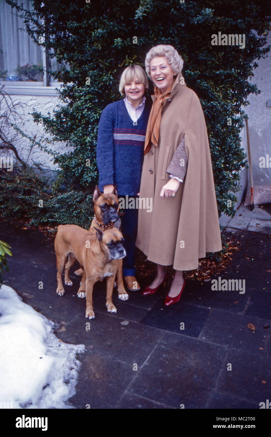 Annermarie Renger, Vizepräsidentin des Deutschen Bundestags, mit ...