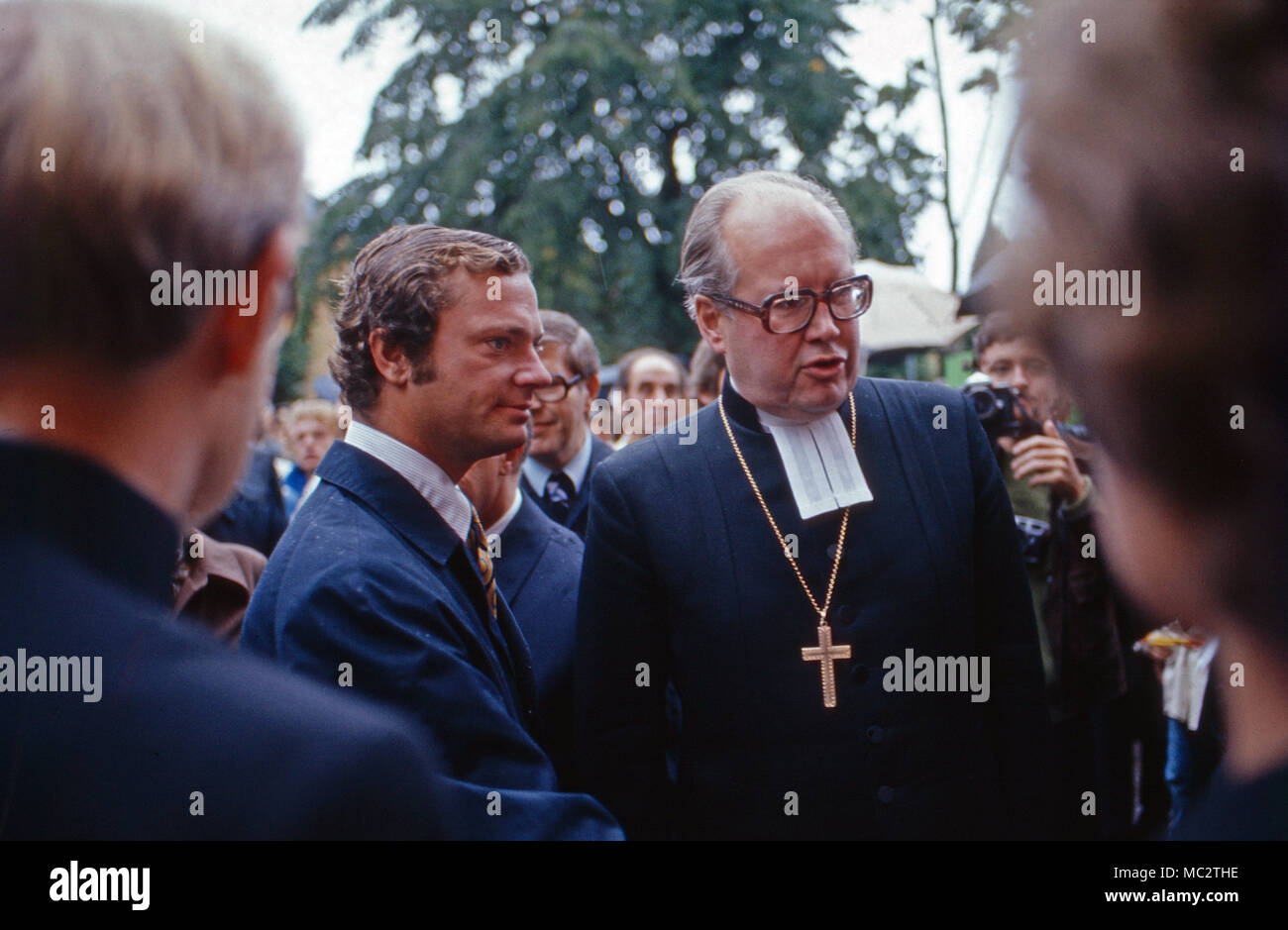 Bischof Sven Lindegard begrüßt König Carl XVI. Gustaf von Schweden bei ...