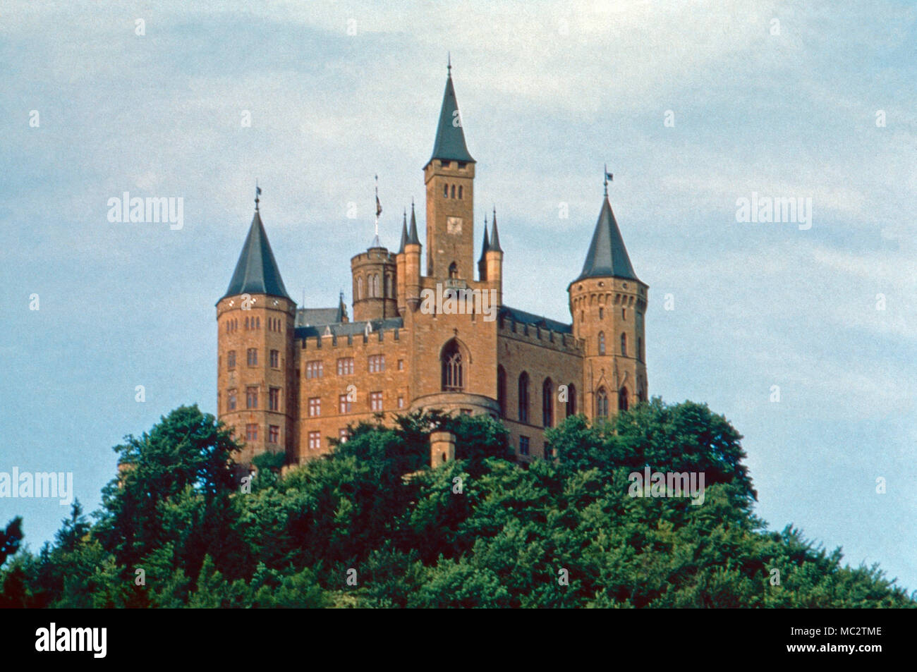 Burg Hohenzollern bei Hechingen, Deutschland 2006. Hohenzollern castle ...