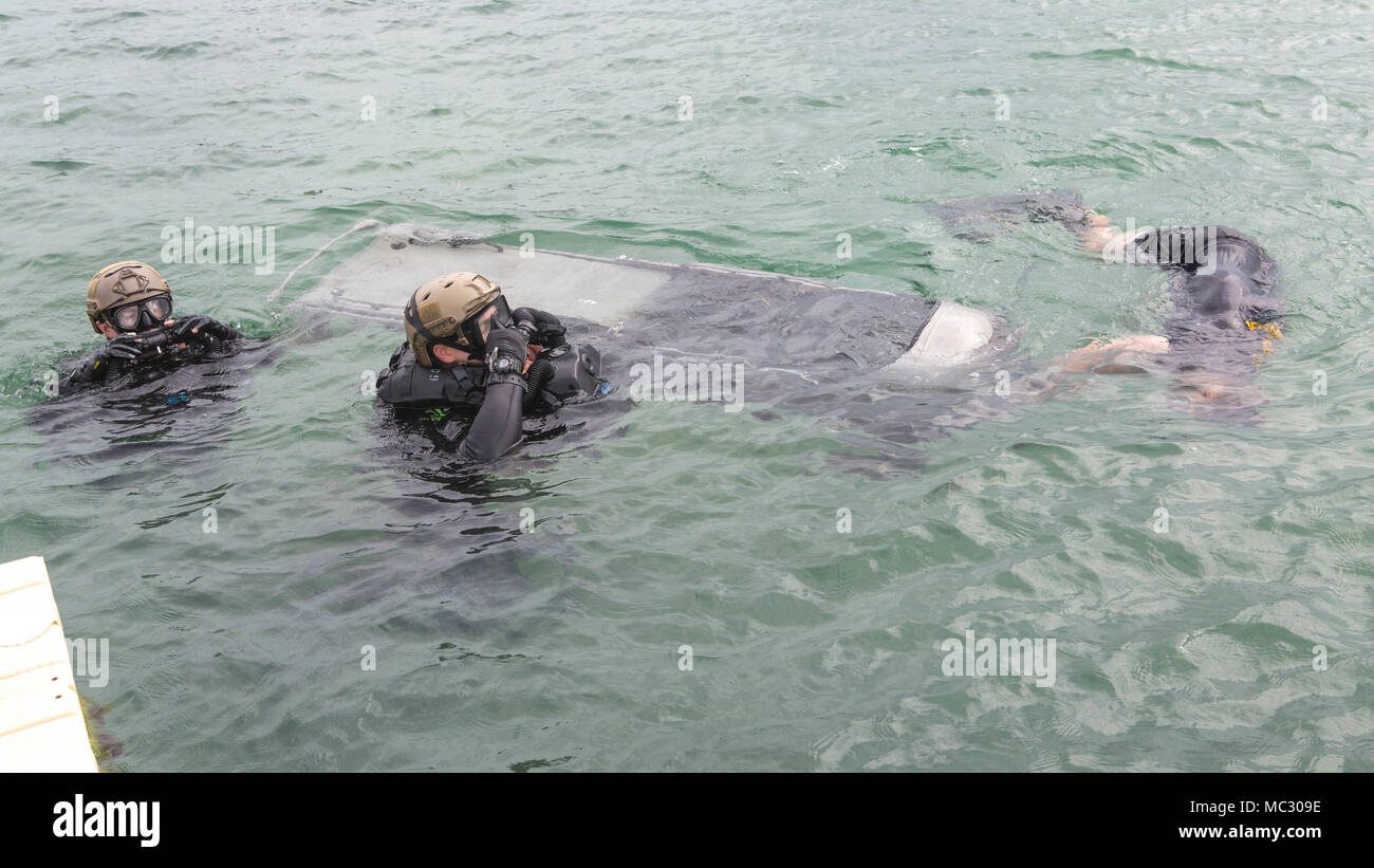 U.S. Marines with Charlie Company, 2d Reconnaissance Battalion, 2d ...