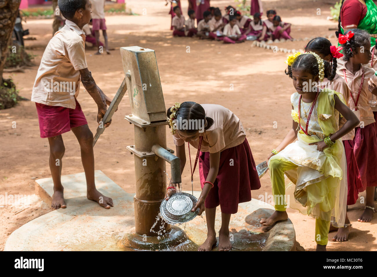 Primary school lunch queue hi-res stock photography and images - Alamy
