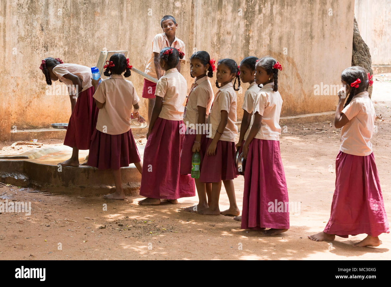 Primary school lunch queue hi-res stock photography and images - Alamy