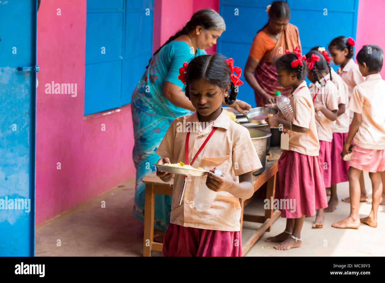Children in canteen queue hi-res stock photography and images - Alamy