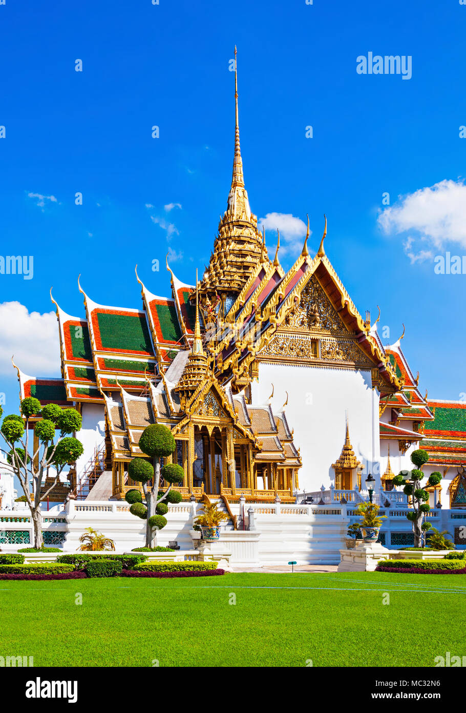 The Grand Palace is a complex of buildings at the heart of Bangkok ...