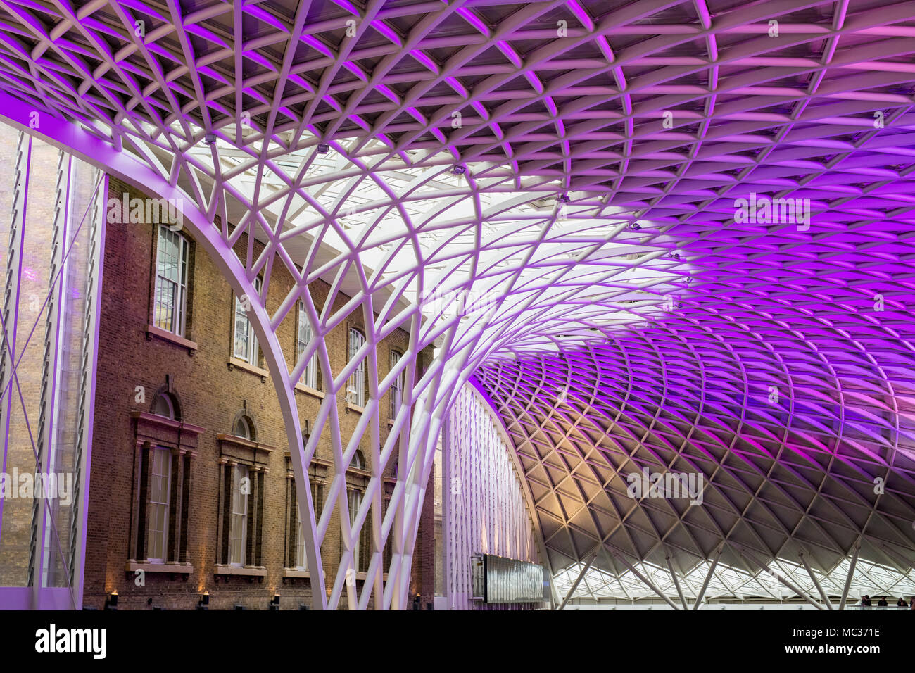 Western concourse kings cross railway hi-res stock photography and ...