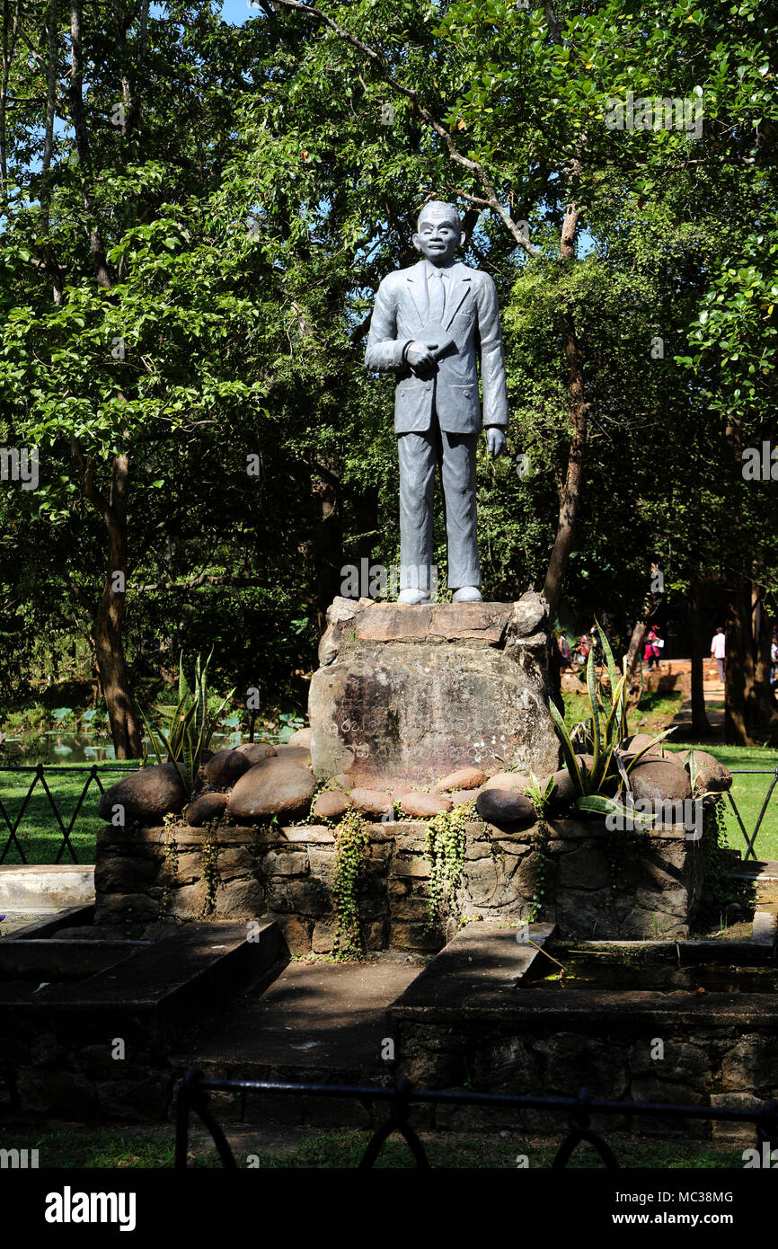 Statue of archaeologist senarath paranavitana hi-res stock photography ...