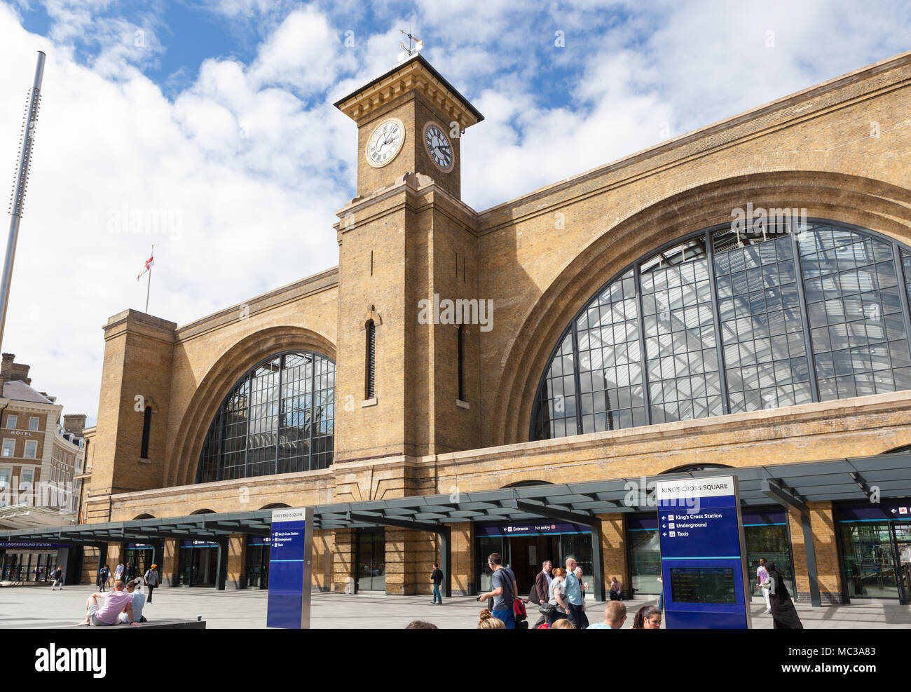 Kings cross station facade hi-res stock photography and images - Alamy