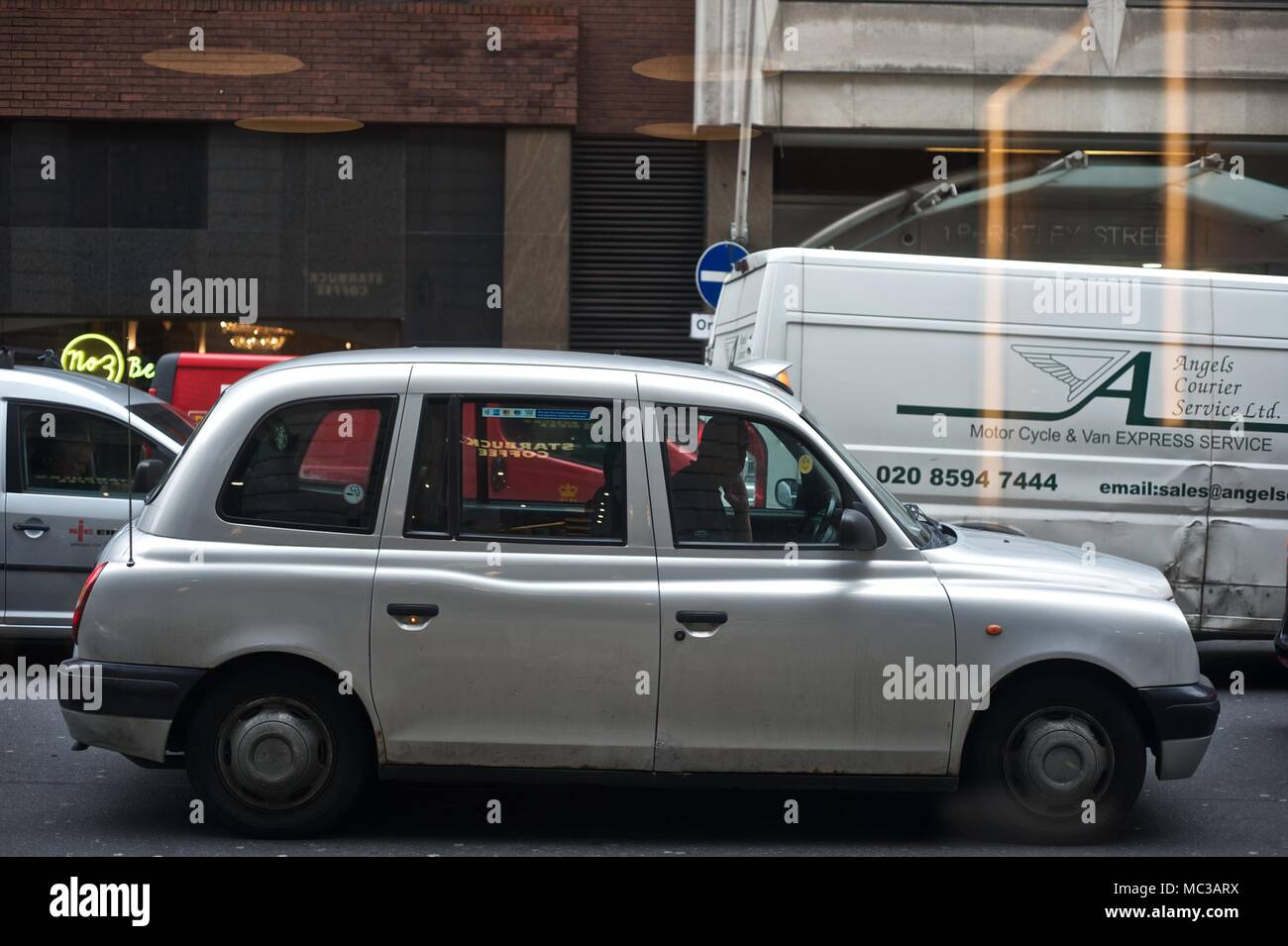 Traditional london black cab Stock Photo - Alamy