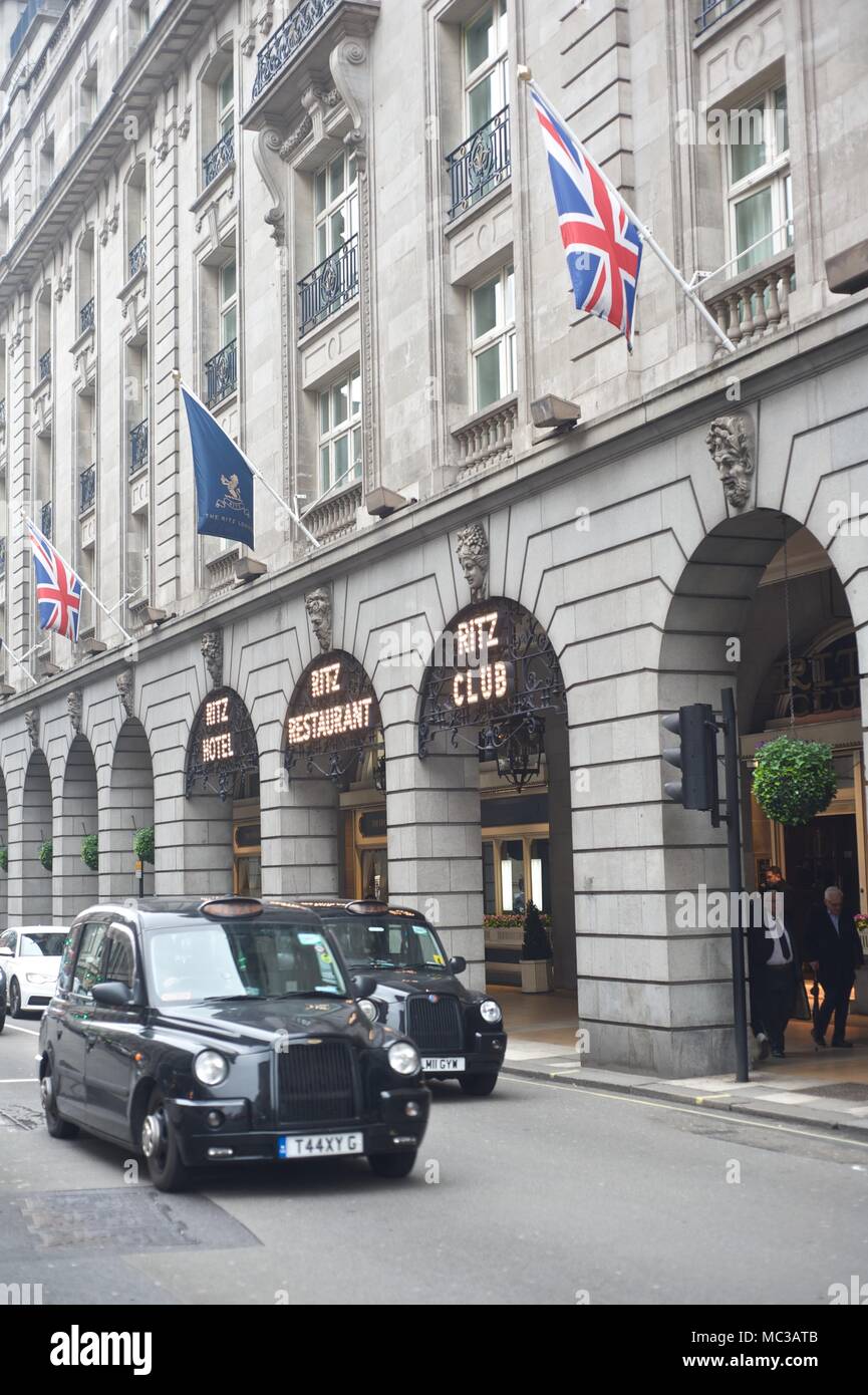 Traditional london black cab Stock Photo - Alamy