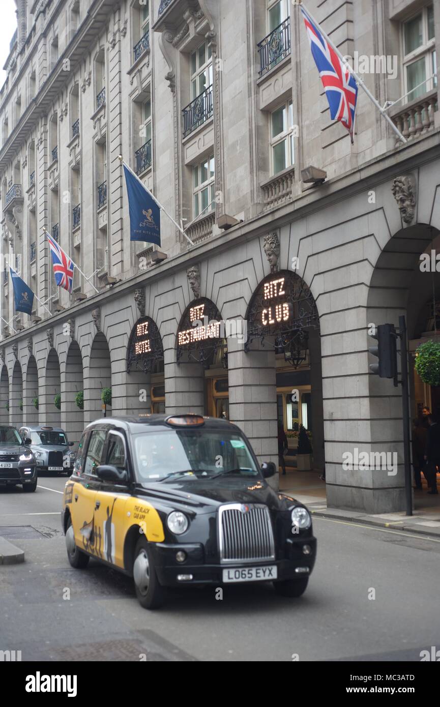 Traditional london black cab Stock Photo - Alamy