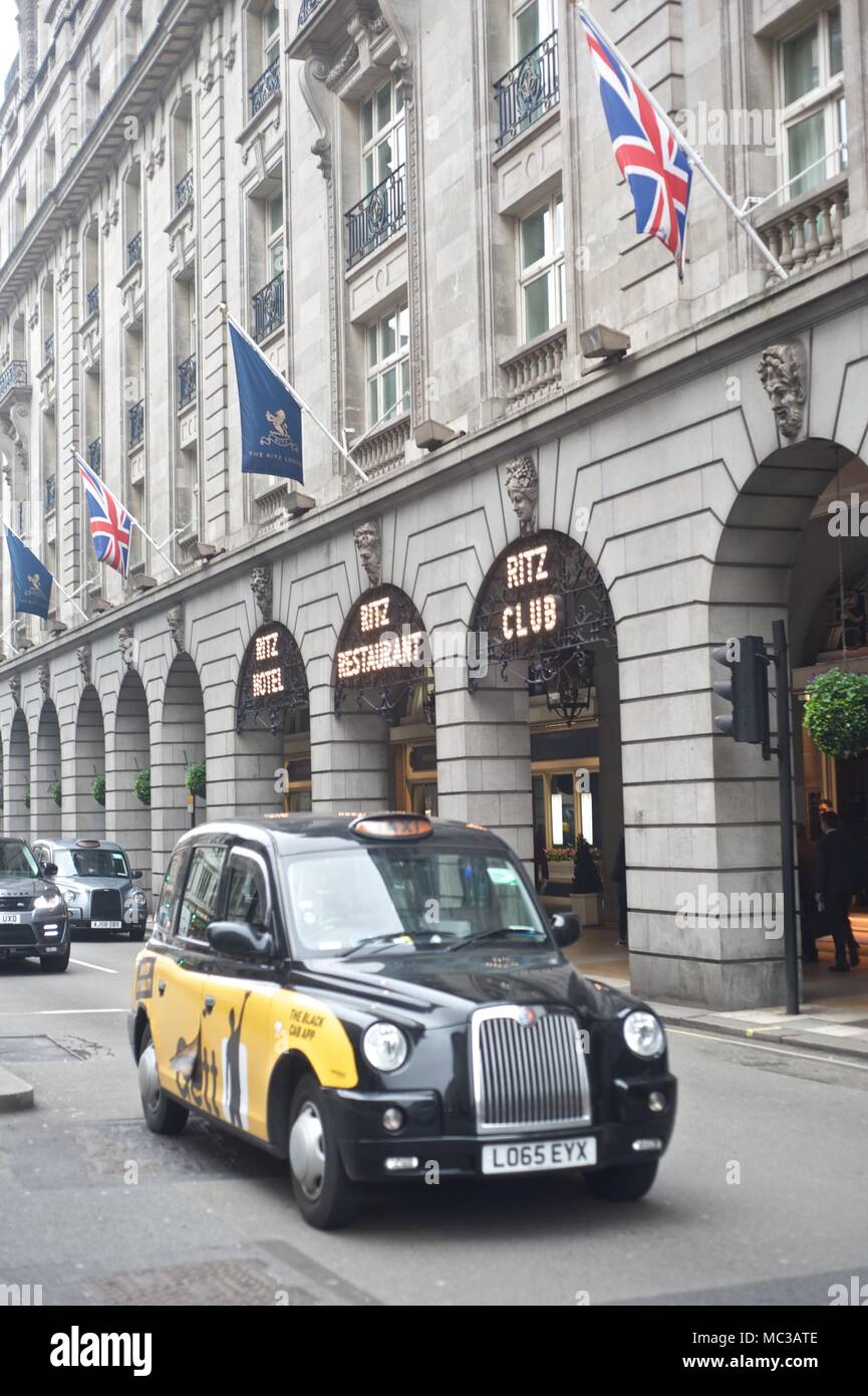 Traditional london black cab Stock Photo - Alamy