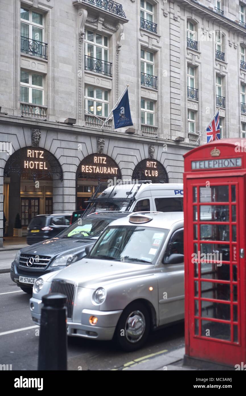 Traditional london black cab Stock Photo - Alamy