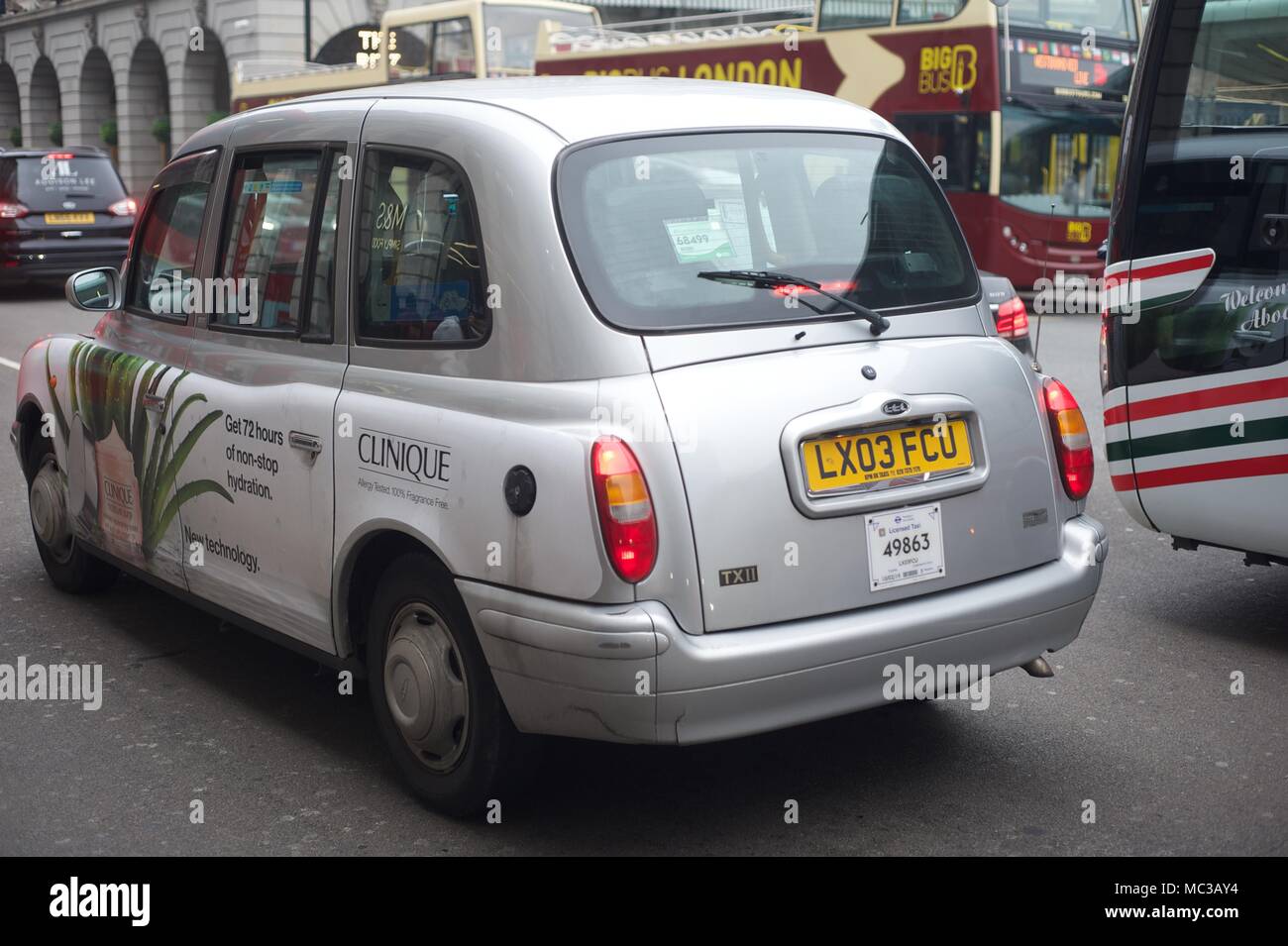 Traditional london black cab Stock Photo - Alamy
