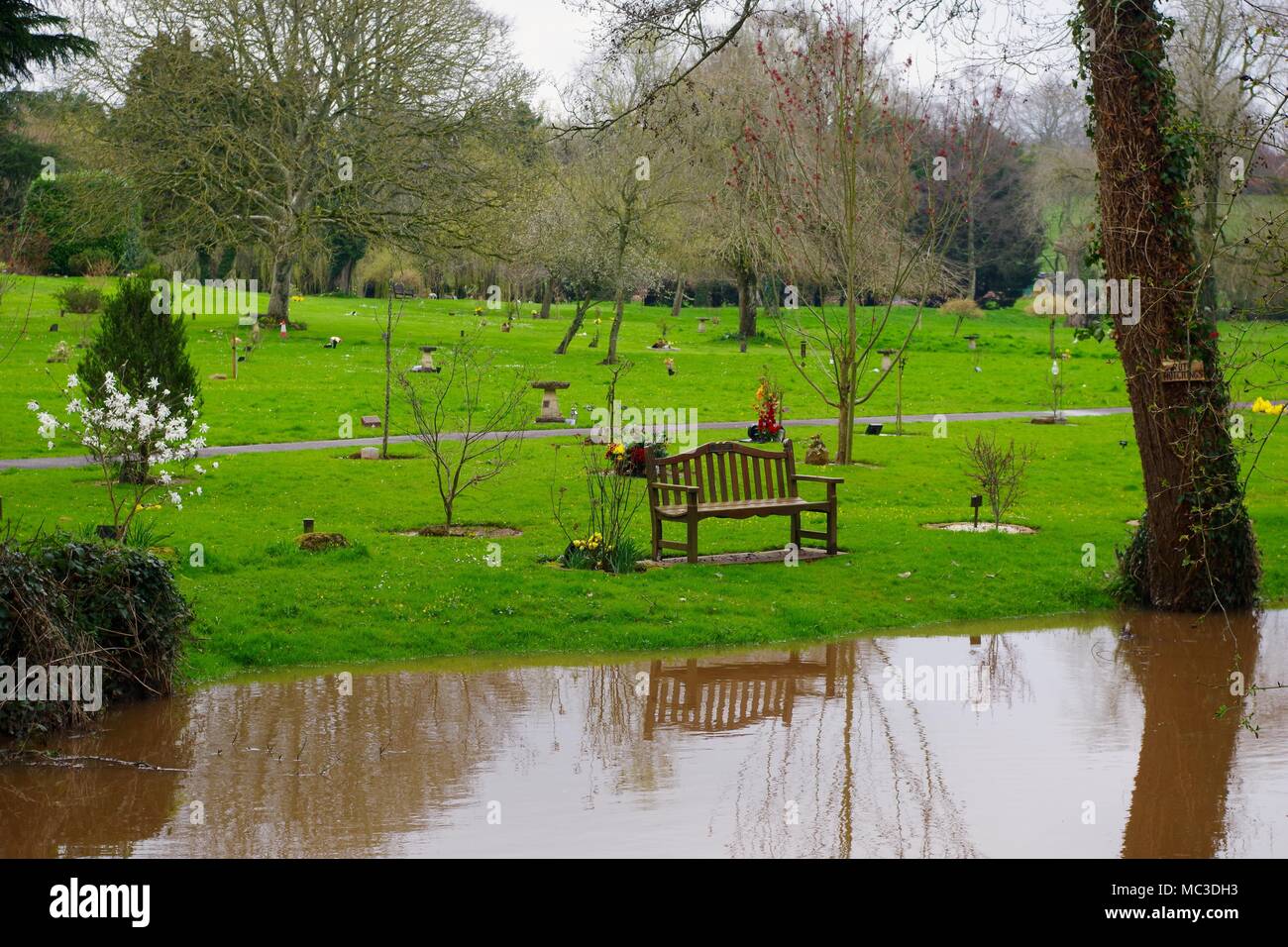 Countess Weir Mill Leat, and Exeter & Devon Crematorium Gardens. River ...