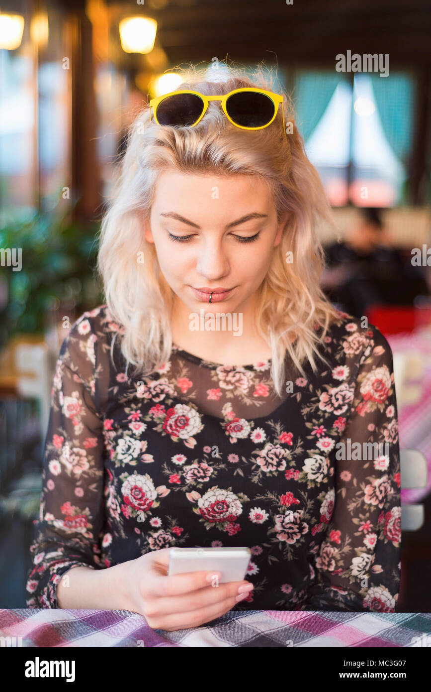 Teenage texting dinner table hi-res stock photography and images - Alamy