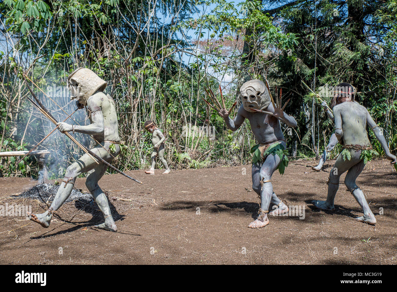 Masked Asaro Mudmen performance, Geremiaka village, Goroka area ...